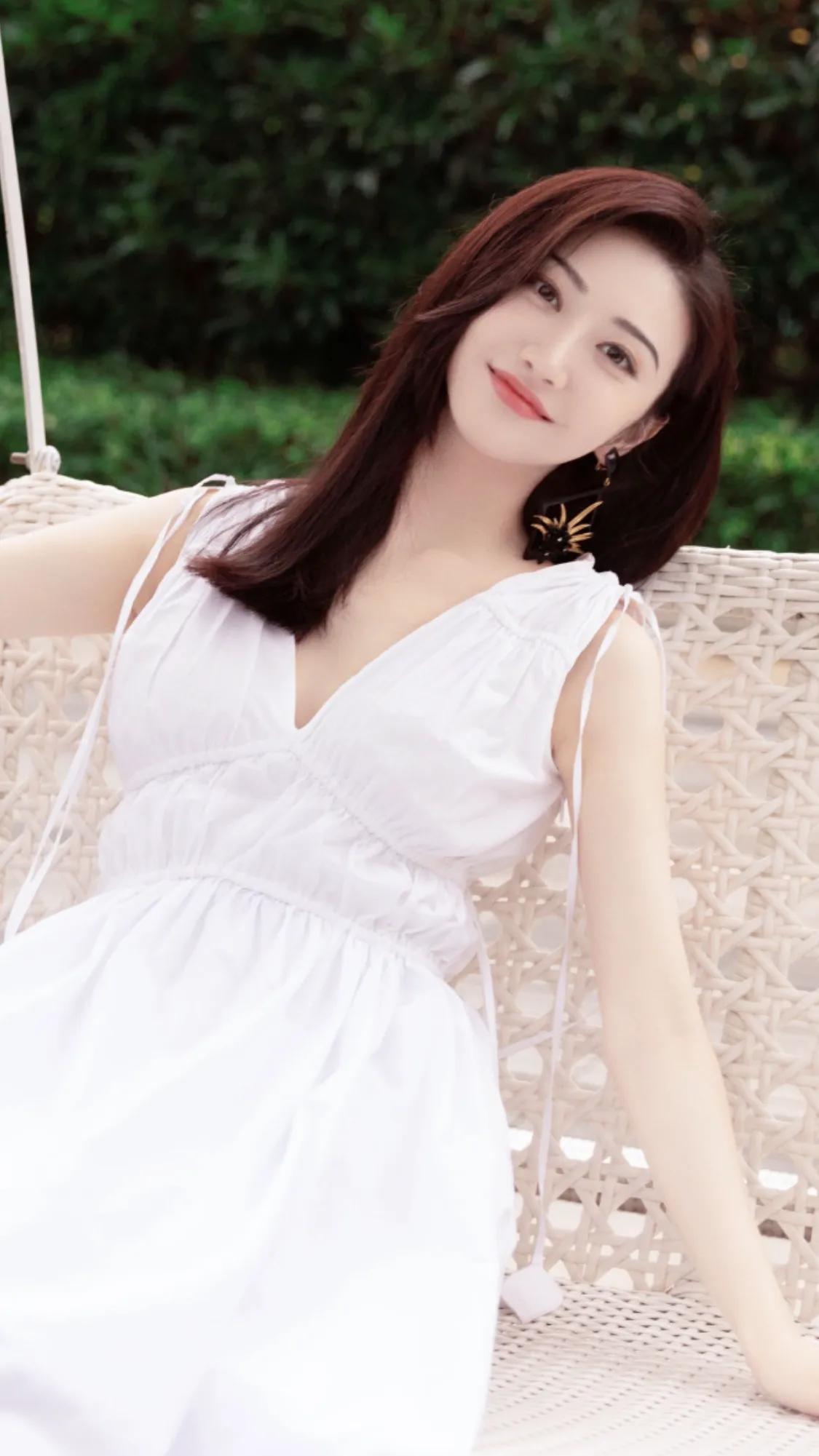 The beauty of the closed moon and the shame of the flower, the beauty ...