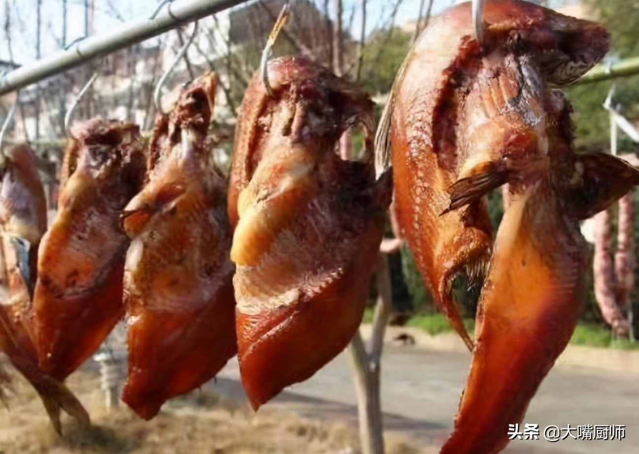 Just wipe the salt on the cured fish, no wonder it gets moldy and ...
