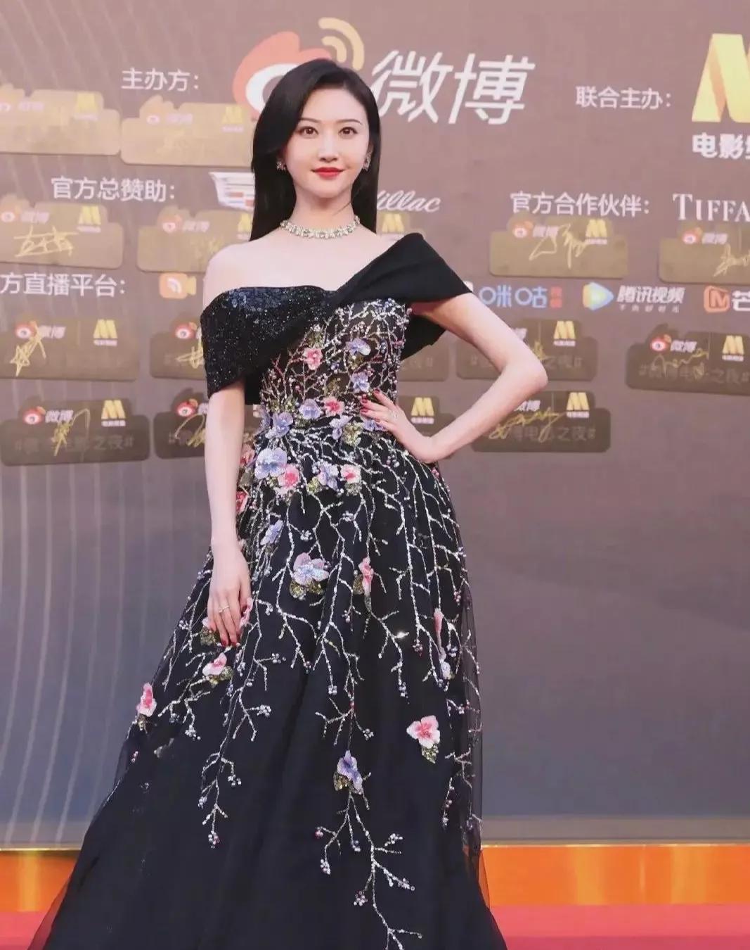 The "Red" and "Black" of the Red Carpet Show on Weibo Movie Night - iNEWS