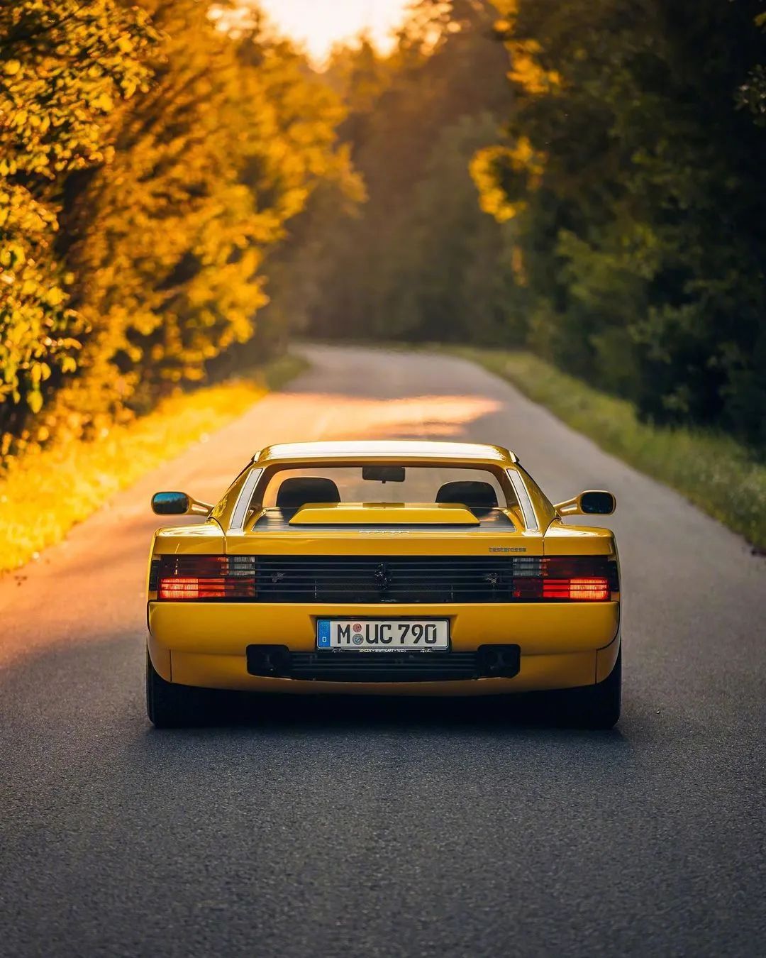 Classic yellow Ferrari Testarossa - iNEWS