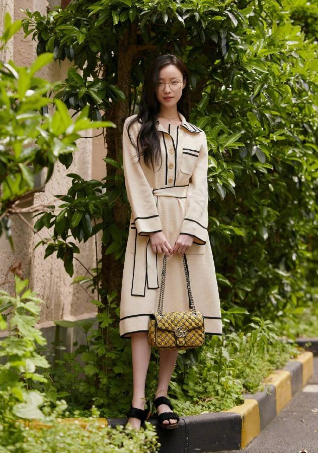 Ni Ni is the "vase figure", wearing a black velvet mermaid skirt, Yang ...