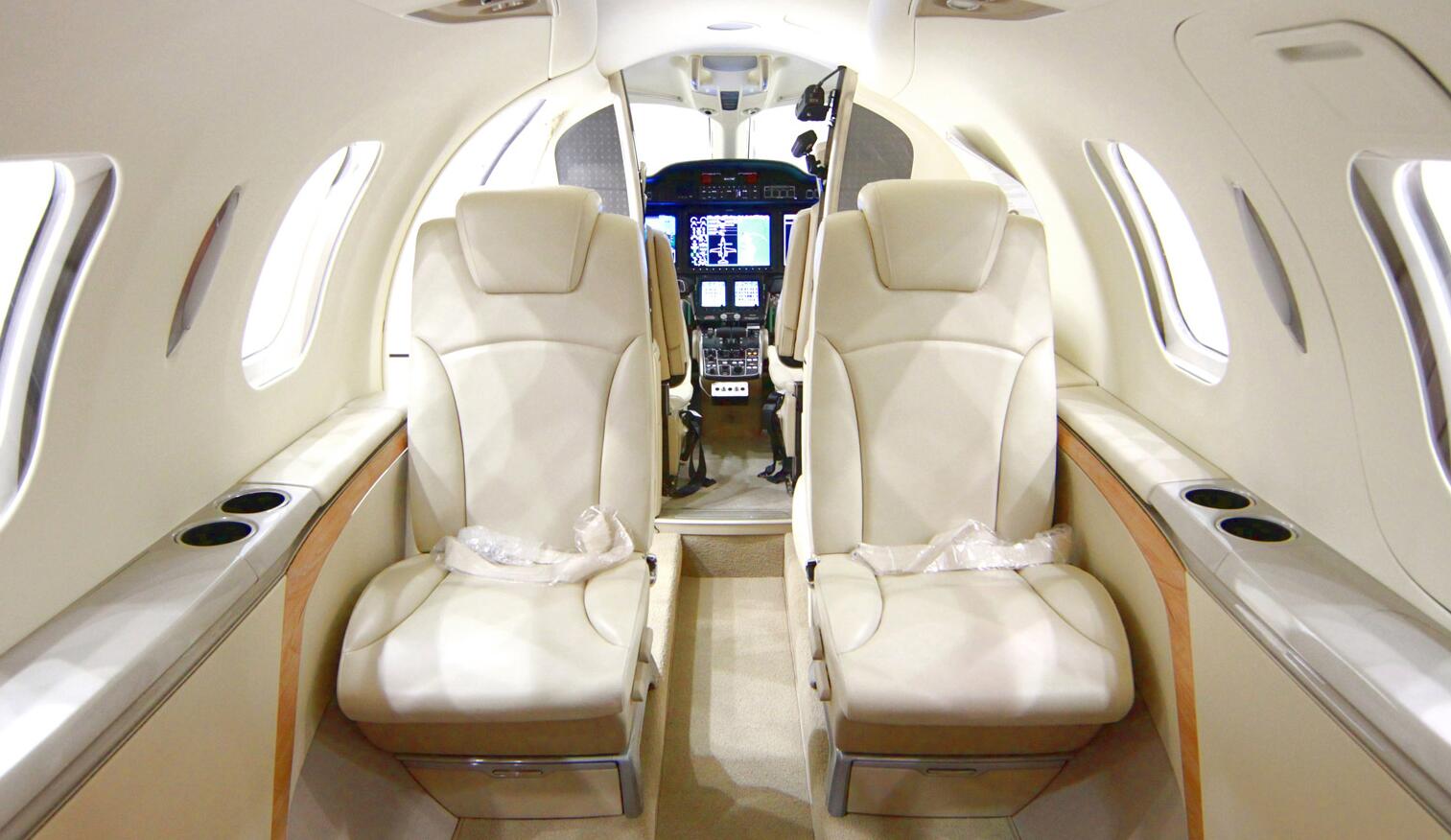 Both are small jets, Honda Jet or Hawker 200, who is better? - iNEWS