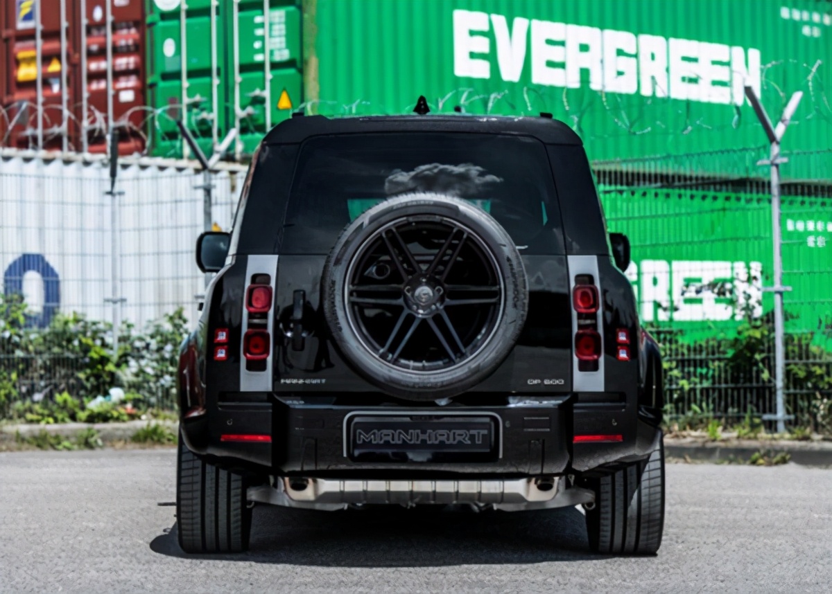 Modified Land Rover Defender: 22-inch wheels + diesel engine, off-road ...