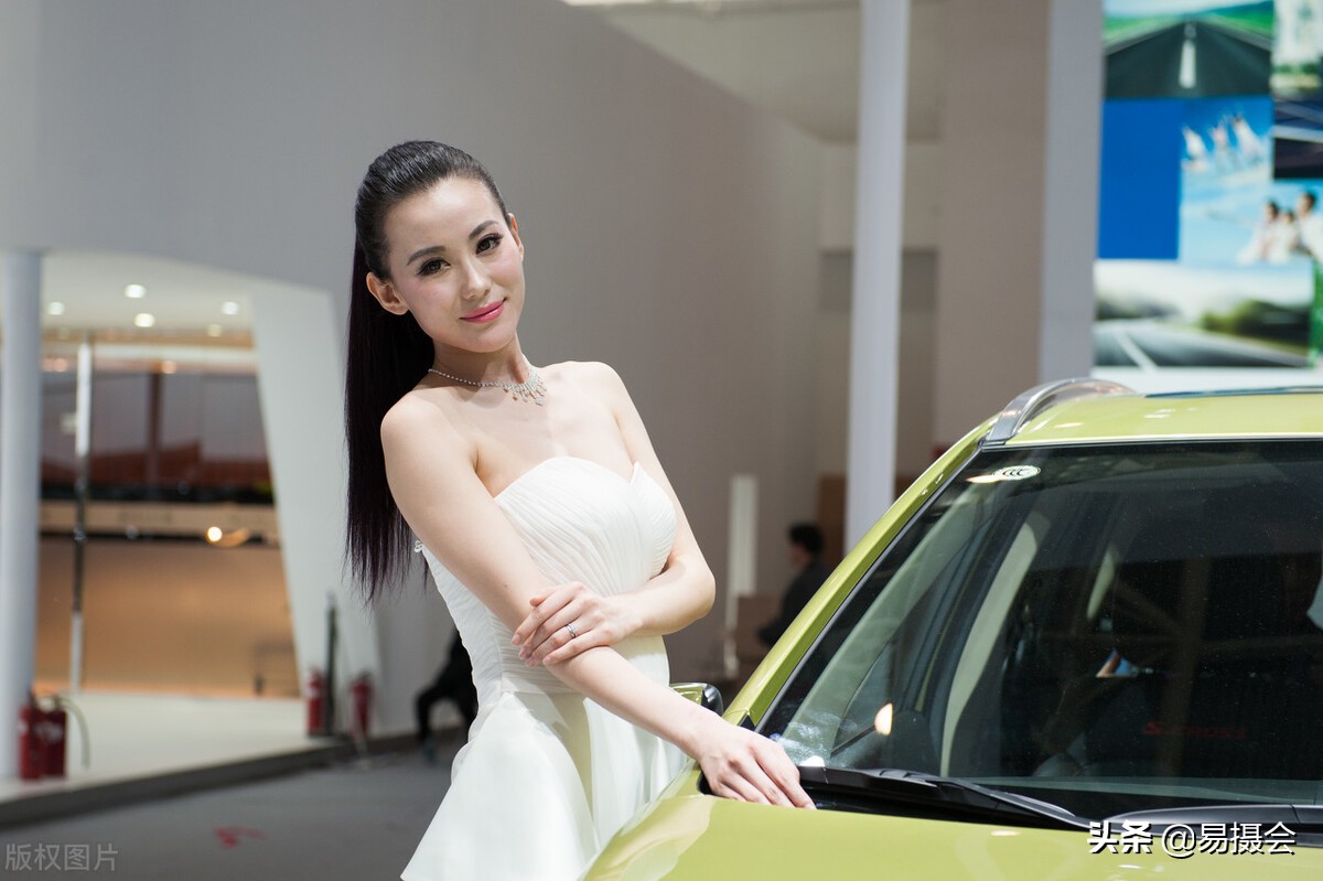 Picture Tour-Models at the Auto Show - iMedia