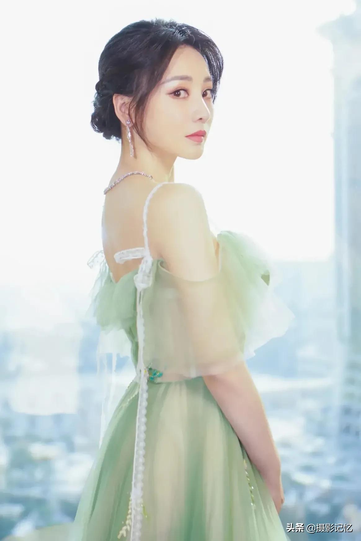 Liu Yan: The color of the lotus leaf skirt is cut, and the hibiscus ...