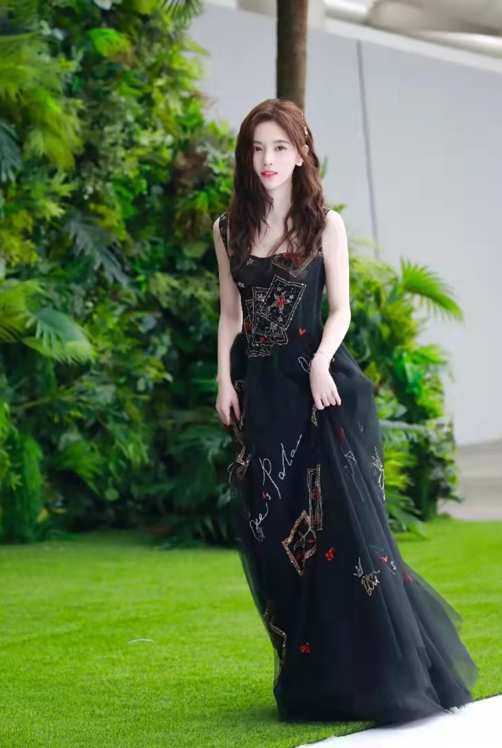 Ju Jingyi walked to the airport to reveal her real height. She wore a ...