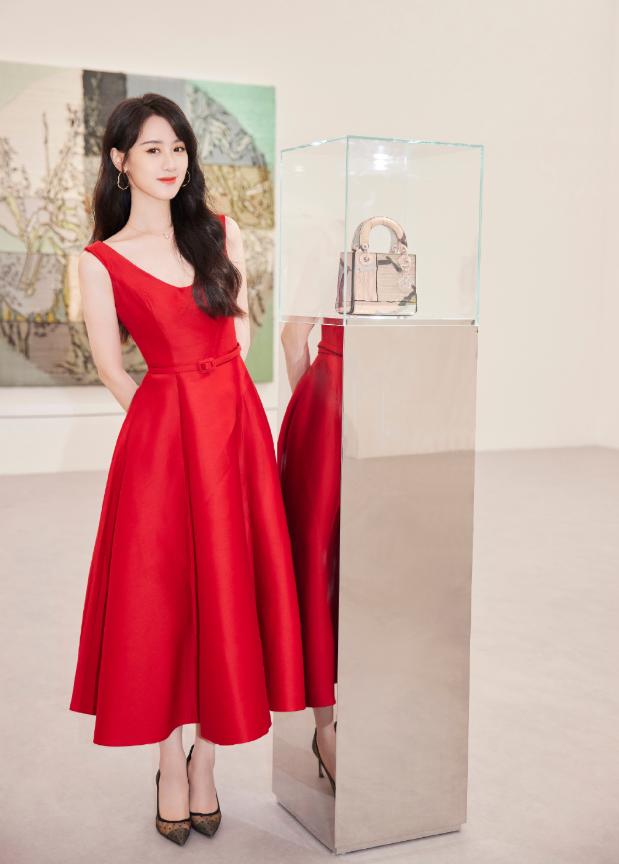 Yuan Bingyan appeared in a love jacket and saw the real leg shapes of ...