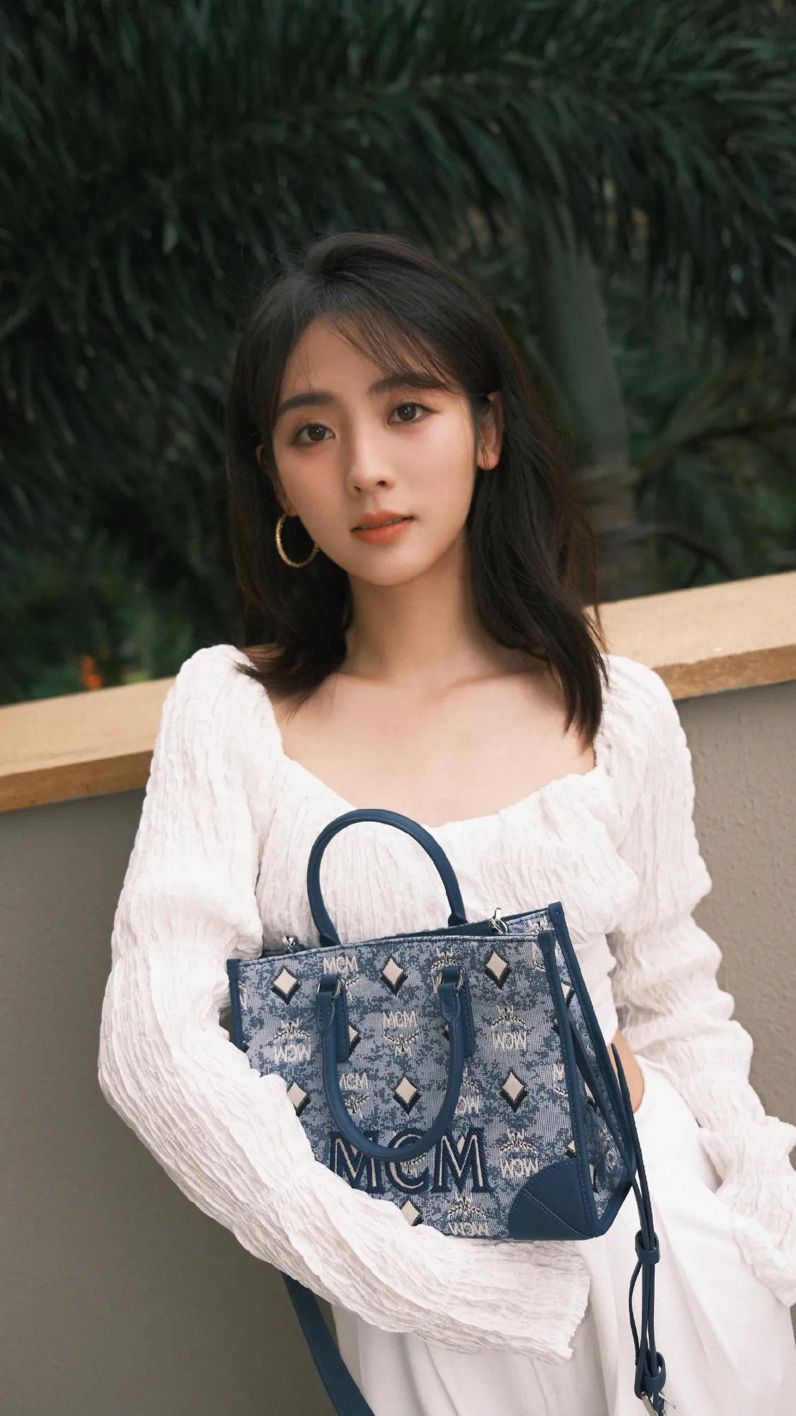 The sweet healing little cute Xing Fei has a sweet smile and a ...