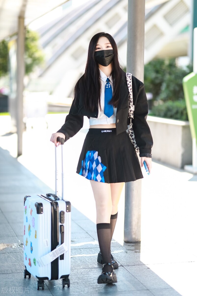 Yang Ruihan wears a JK suit to show her small waist and beautiful legs ...