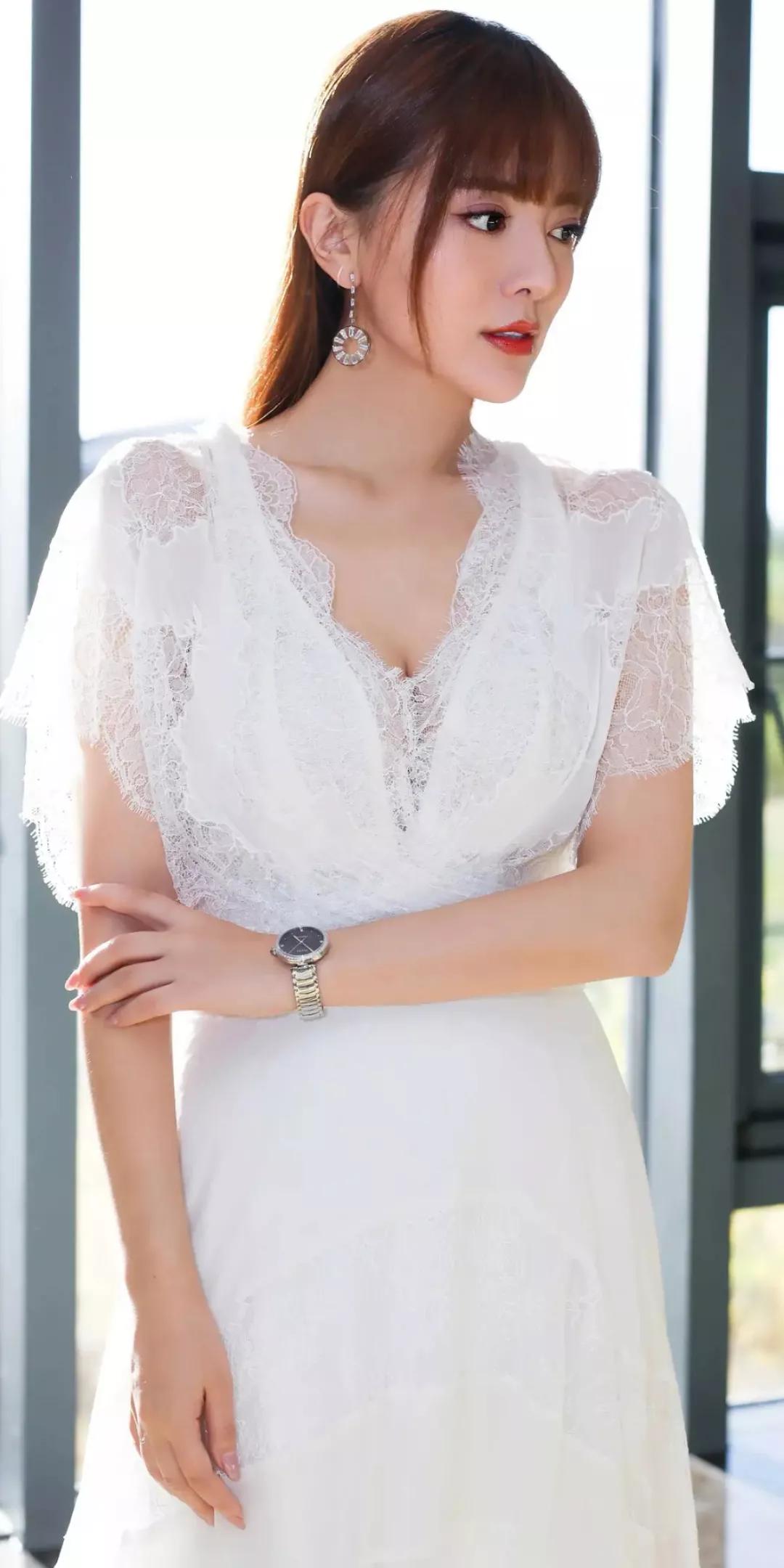 Chinese Tibetan singer, succeeded in entering the Asian market after ...