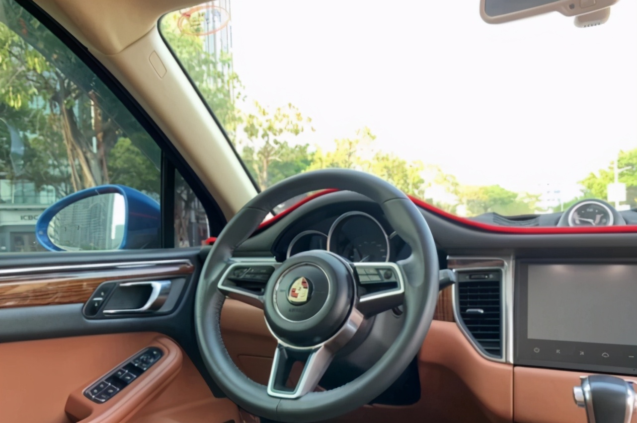 Zotye SR9 met macan, the "same model" blue 2.0T, the two owners were happy after meeting - iNEWS