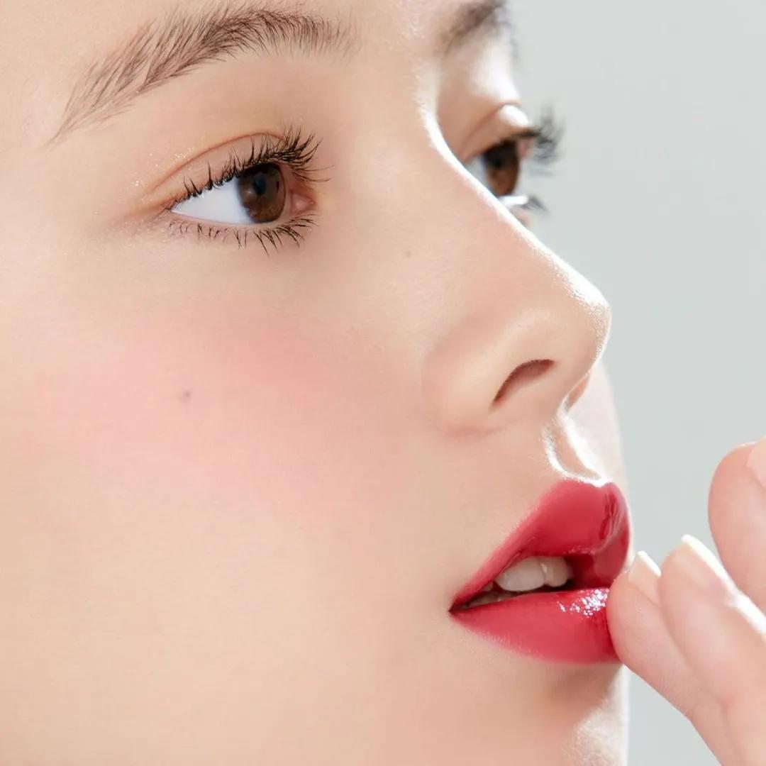 How beautiful is Li Jiaqi's mouth after being blown by Zhao Liying? - iNEWS