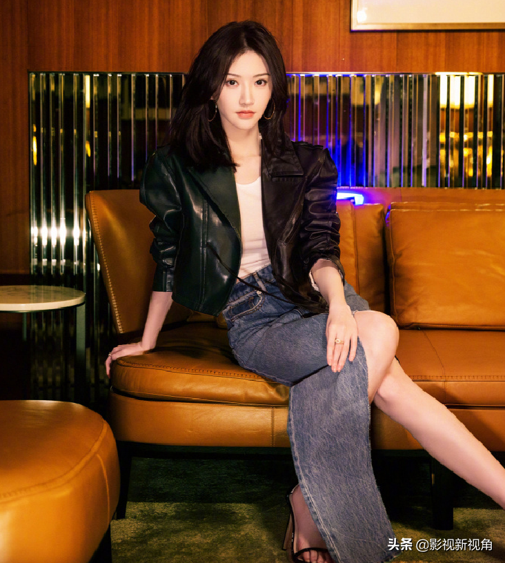 Jing Tian posted a cover photo of the April issue, with more than 1.5 ...