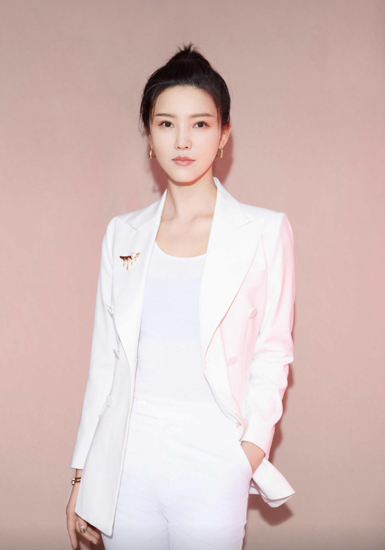 Yang Zishan is amazing, wearing a white suit jacket with trousers, fashionable and charming - iNEWS