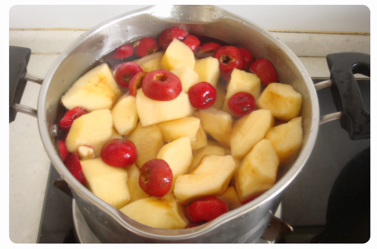 Drinking boiled apple water often can help children eliminate food ...