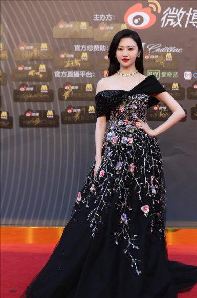 Tian Jing is transformed into Si Teng, Lei Wu is dressed as a magician ...