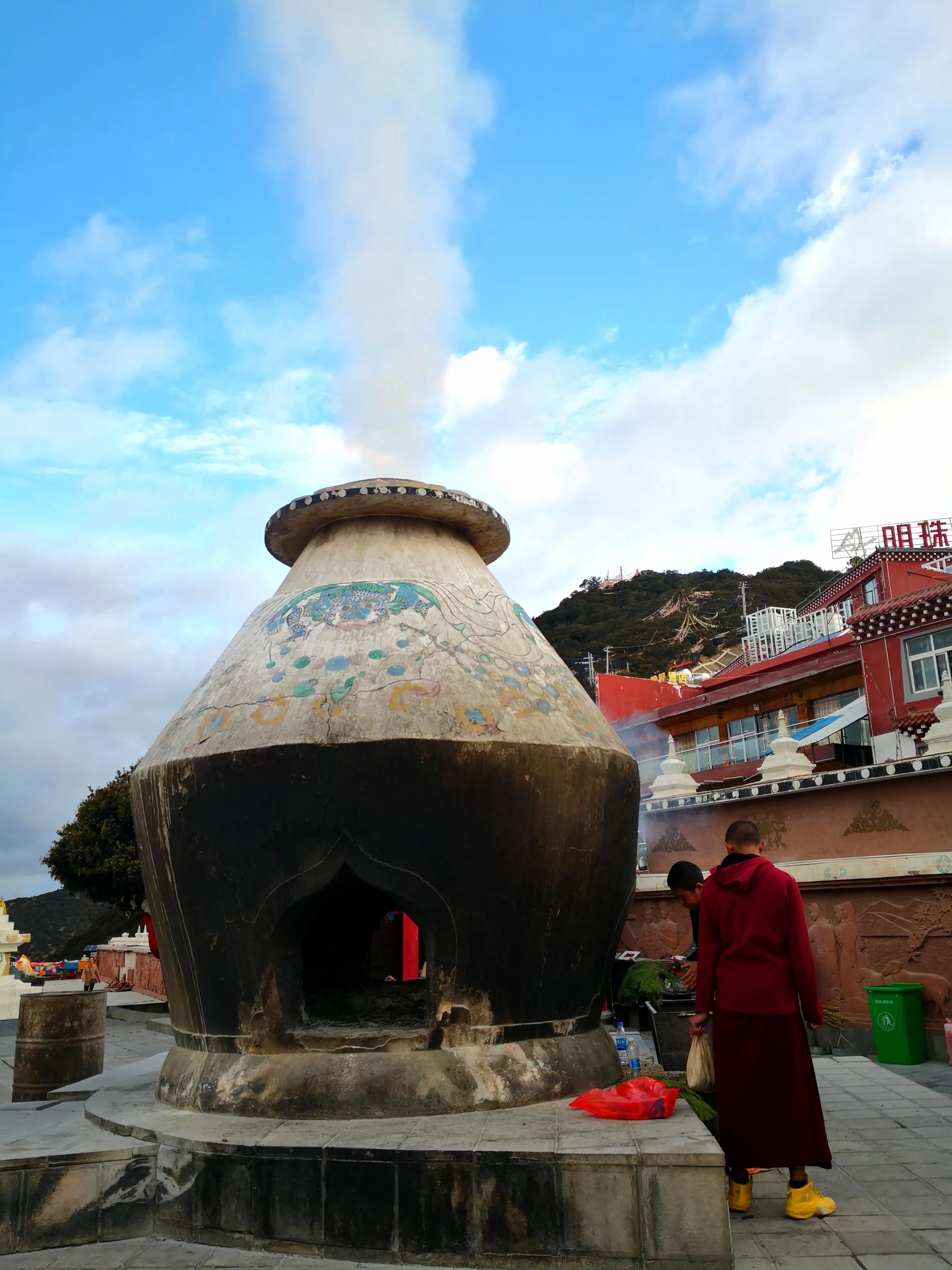 On the tenth day, two people and one car drive from Tibet Feilai Temple ...