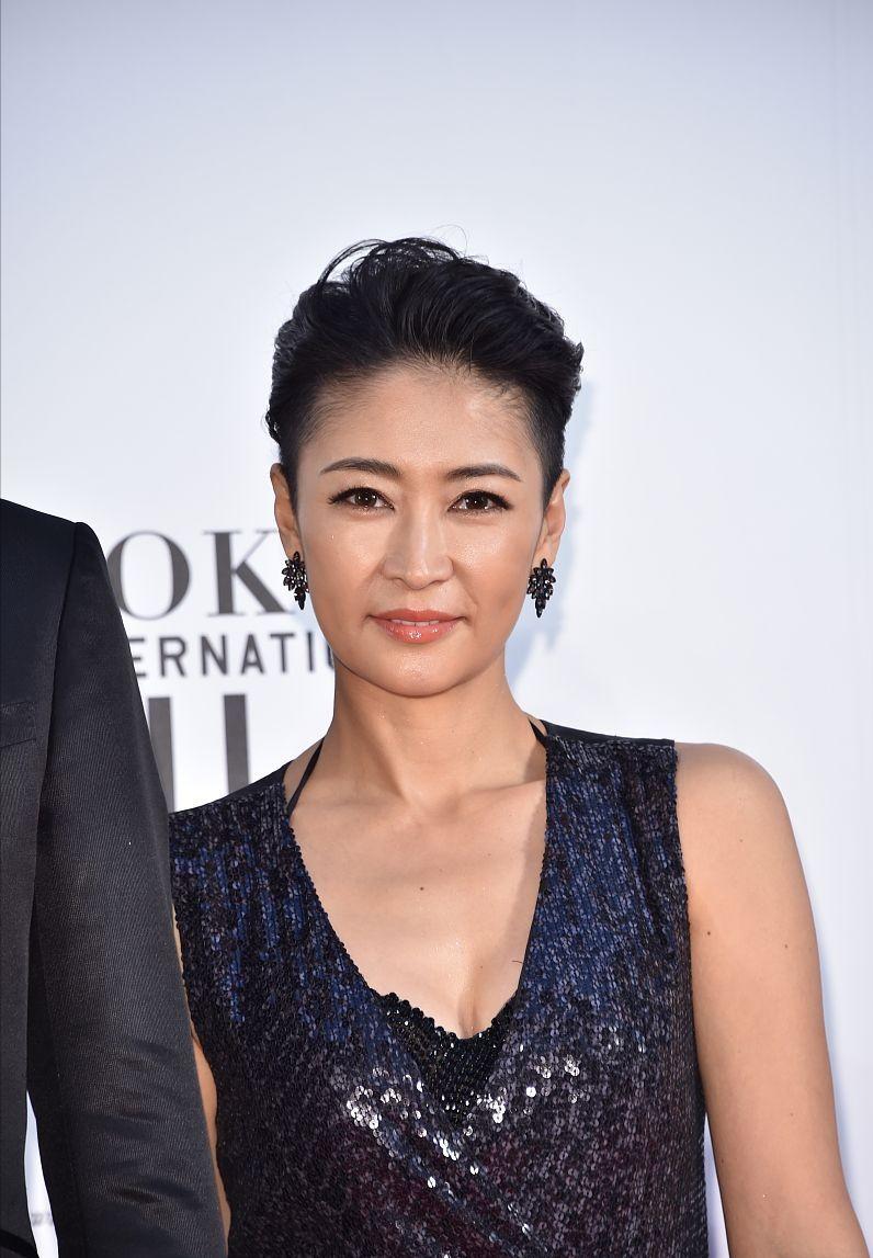 Liang Jing stands next to Jiang Qinqin and is a good "man", with a ...