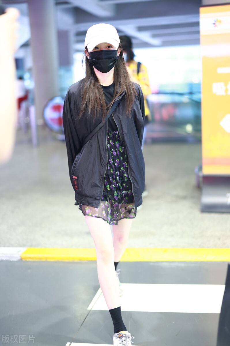 The new generation girl Liu Haocun appeared at the airport, wearing a ...