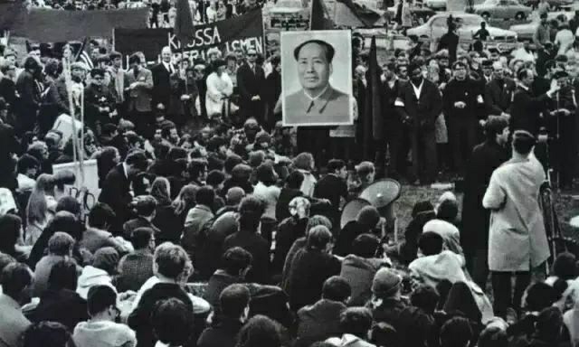 A few people people mourn the photos of Mao Zedong, revealing how big ...