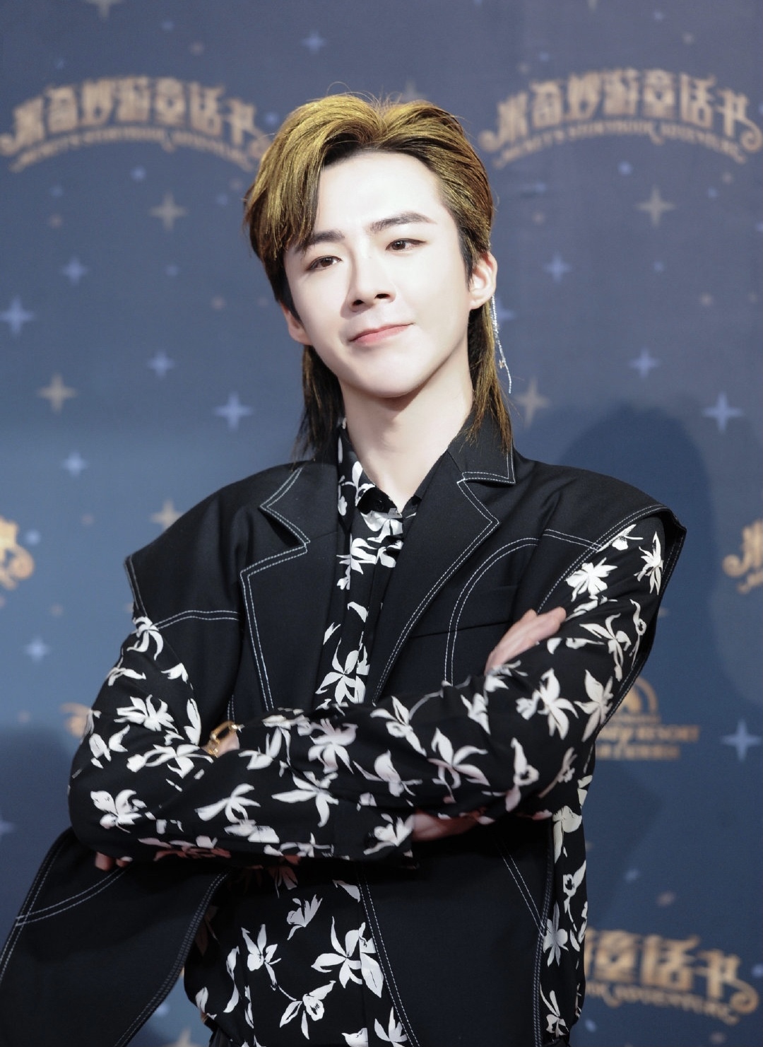 Liu Yuning's life picture is praised as a Disney prince, and his legs ...