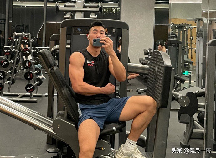 A 22-year-old boy from Shanghai, with a height of 193cm and long legs ...