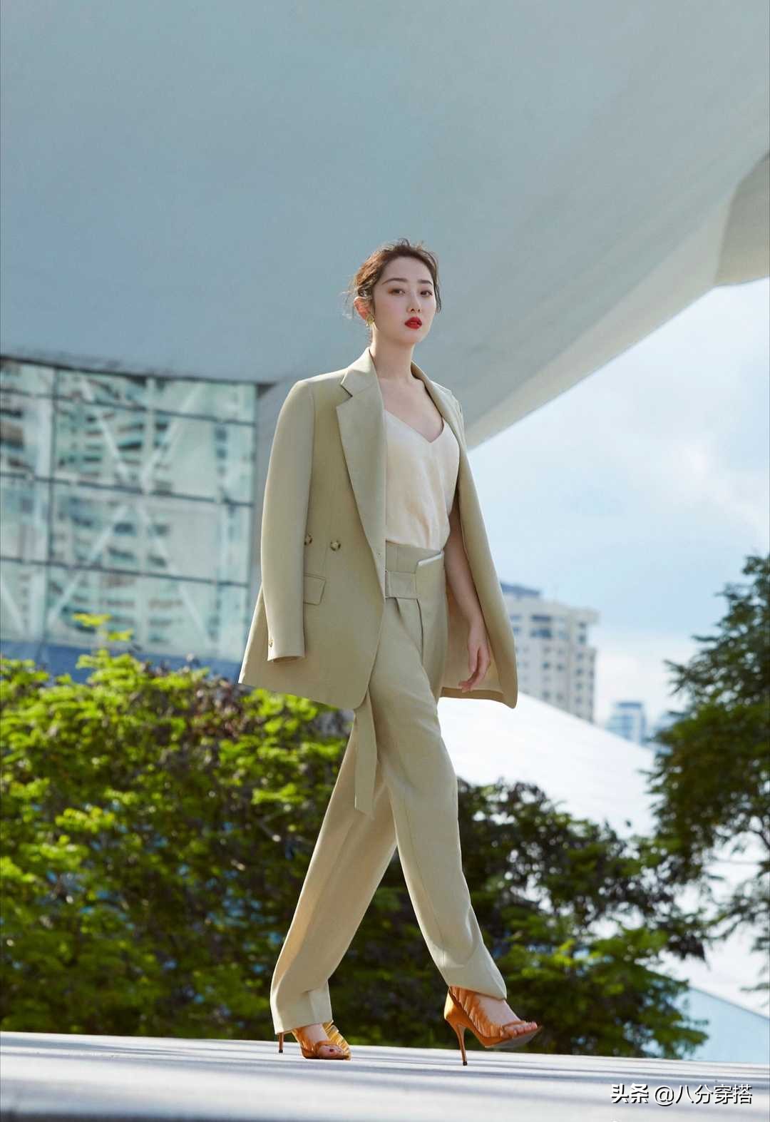 Jiang Mengjie really fights for her figure! The yellow suspender skirt ...