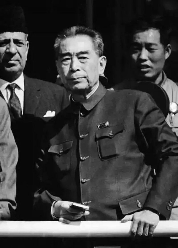 Premier Zhou's four visits to India, he was dug by reporters everywhere ...