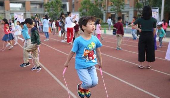 "Rope skipping" helps your baby develop - iNEWS
