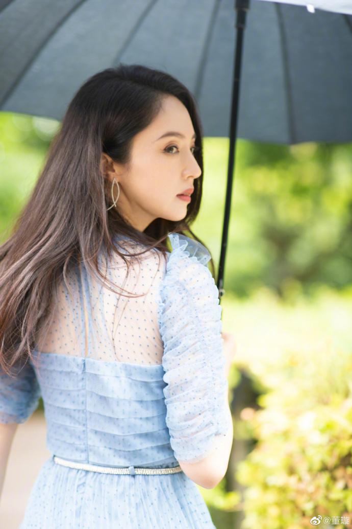 All Stars Fancy Business Free August!Yang Yang takes a selfie with ...