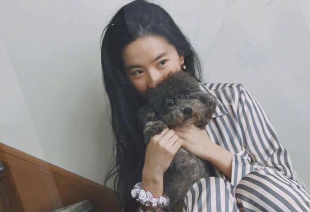 Liu Yifei stayed at home on vacation after filming, wearing pajamas and ...