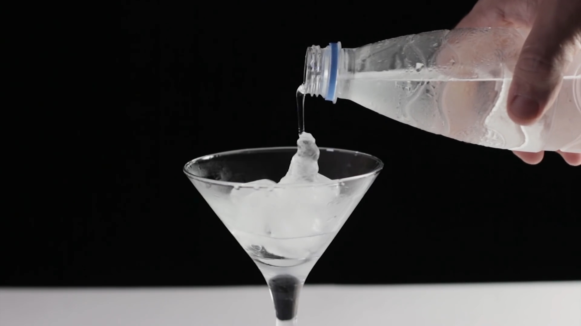 The unbelievable "supercooled water" forms a smoothie the moment it is ...