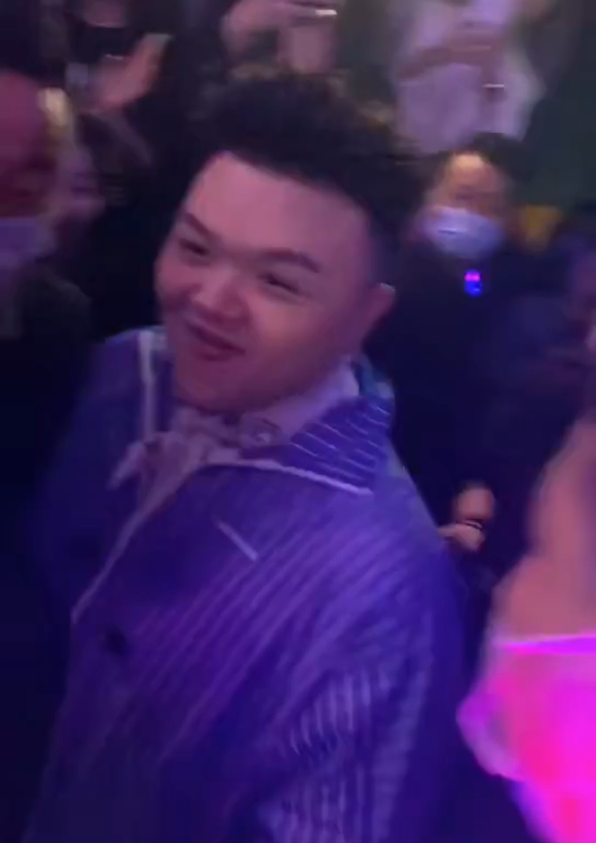 The rapper makes 800,000 gold in a game, and the fans are so large that ...