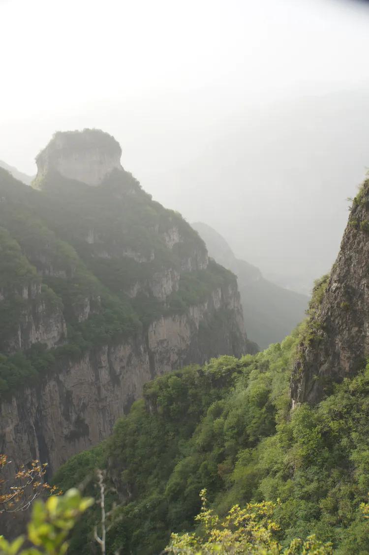 "Tiansheng Bridge" in Goose House Village on Taihang Mountain - iNEWS