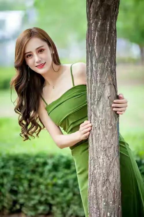 How do you see the characteristics of Lin Zhenna's oil paintings? - iMedia