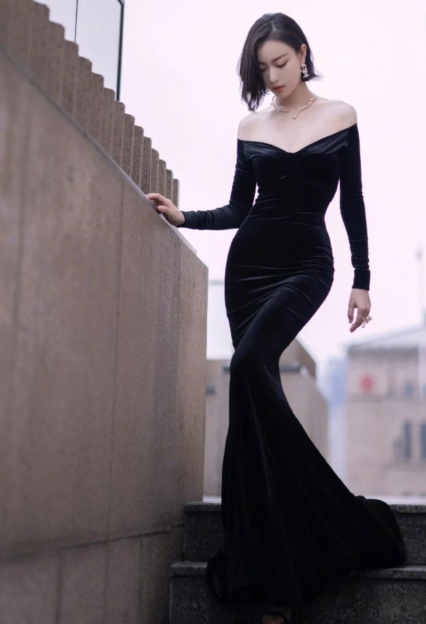 Ni Ni is the "vase figure", wearing a black velvet mermaid skirt, Yang ...
