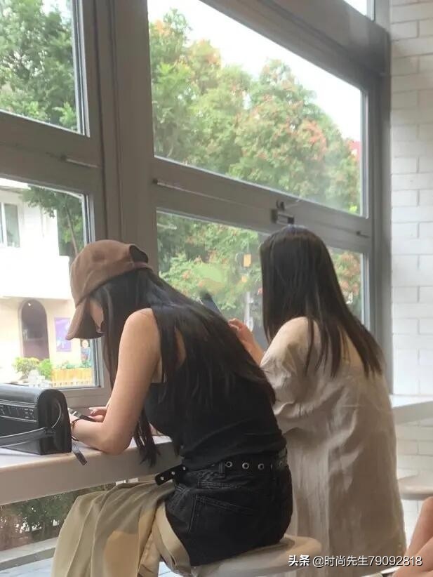 Yang Mi is shopping with his best friend, wearing cool and hot body ...