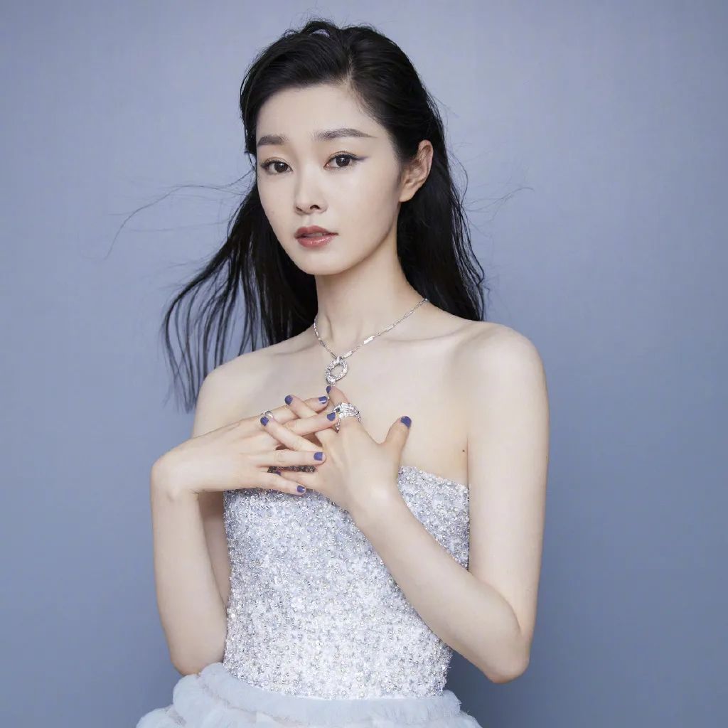 Can a flat face with a flat nose and small features become a beauty ...