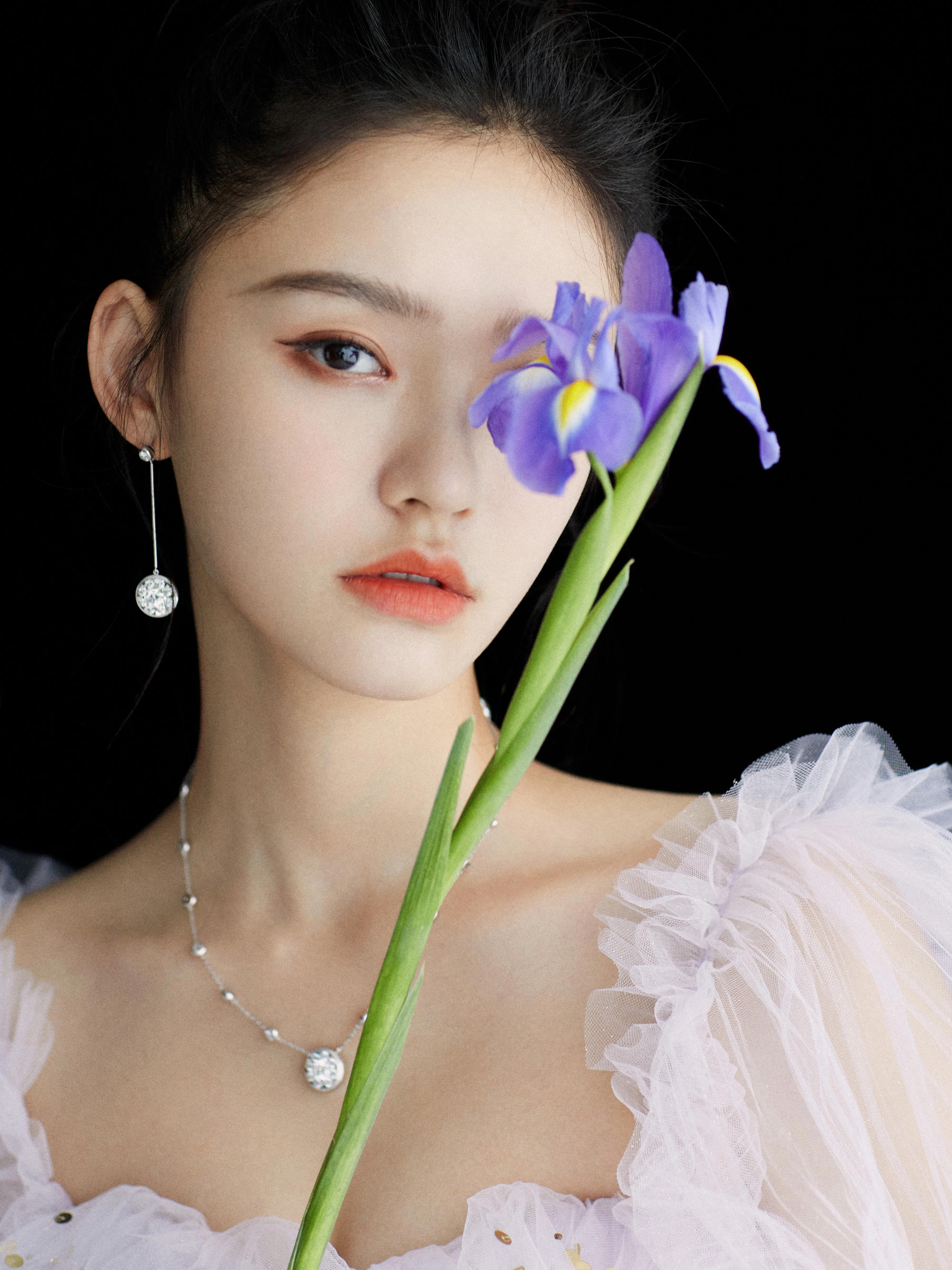 Celebrity Legs Picture-Lin Yun - iNEWS