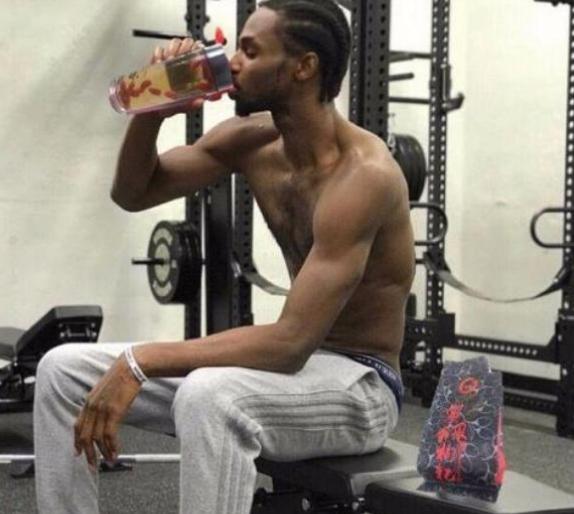 How do NBA stars drink water?O'Neill seems to be drinking oral liquid ...