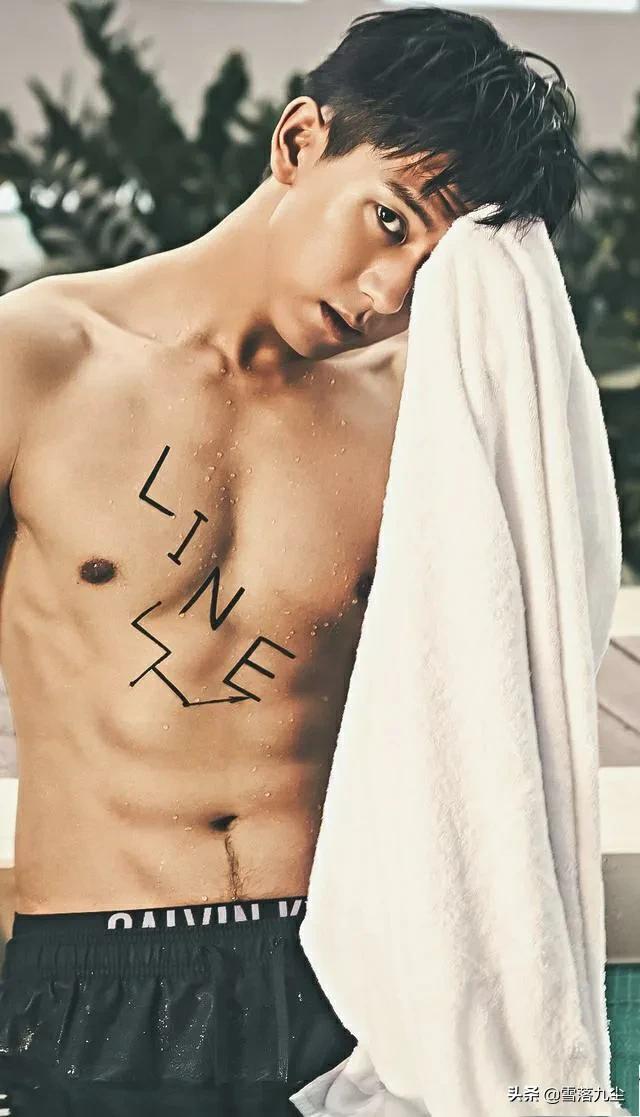 Li Xian pool semi-naked and super sexy photos of muscular body ...