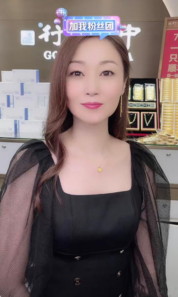 The 50-year-old Wan Qiwen is too cold, and she is as beautiful as a ...
