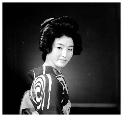 How crazy were Japanese women during World War II?In order to motivate ...