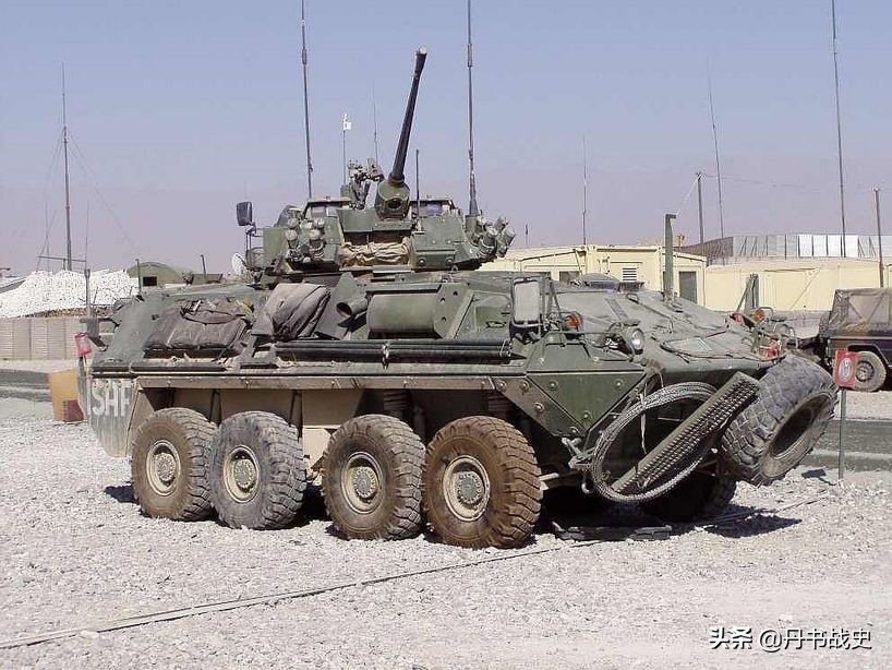 Canadian "Coyote" armed reconnaissance vehicle, a bit "busy" equipment ...