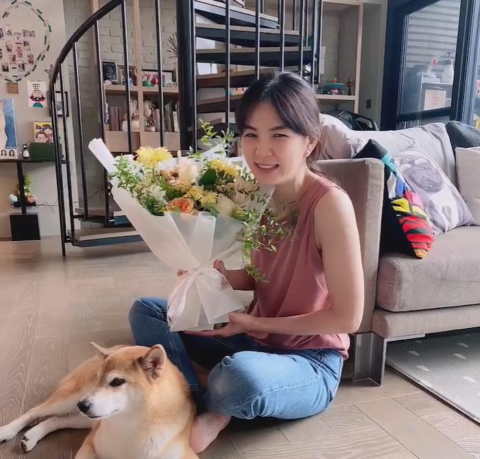 Well-known actress Chen Jiahua helps her husband scrape!Put a pen in ...