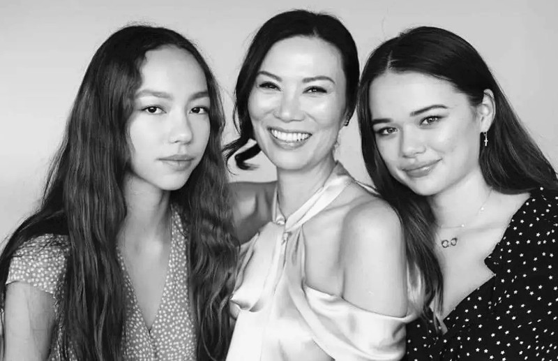 Wendi Deng showed up with her daughter. The floral skirt and curly hair ...