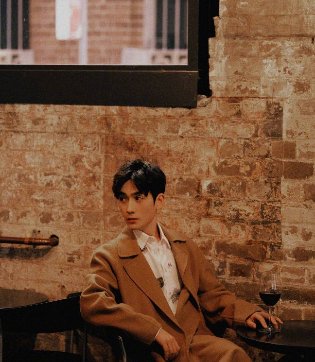 Powerful star Zhu Long's fashion photo: gentle and modest gentleman - iNEWS