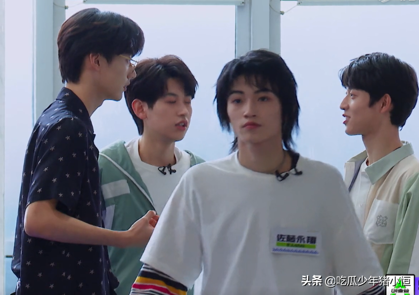 楊冪藝人抽煙惹爭議，節目組迅速刪除，是失誤還是失格？ - 資訊咖