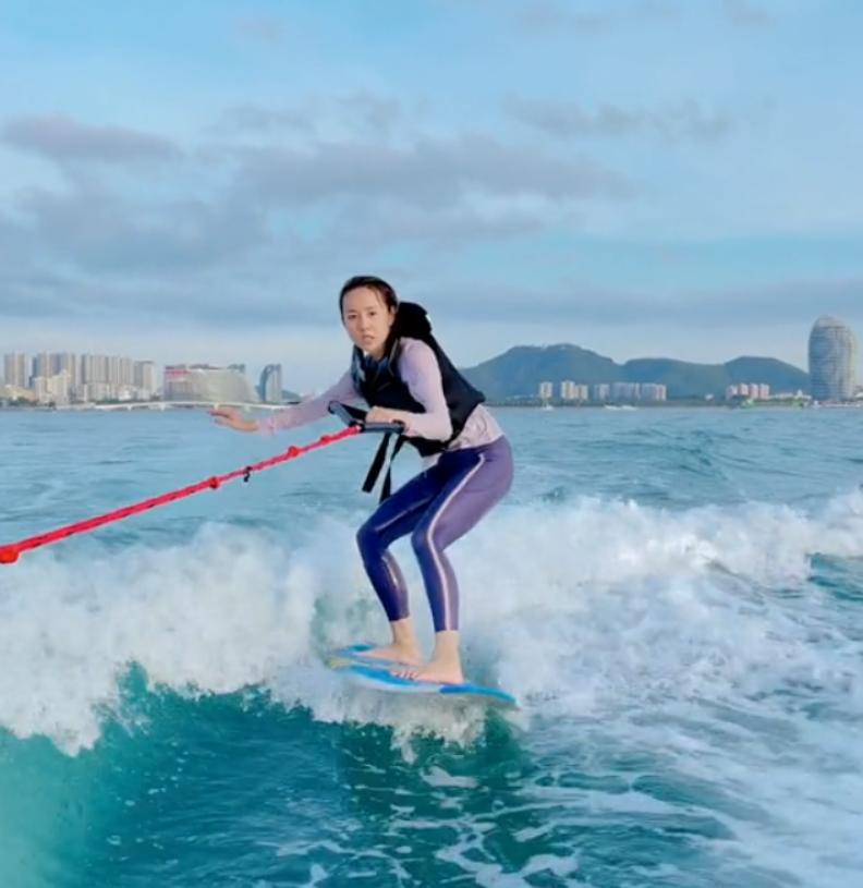 Lu wore a tight swimsuit to surf at sea, but fell into the water ...