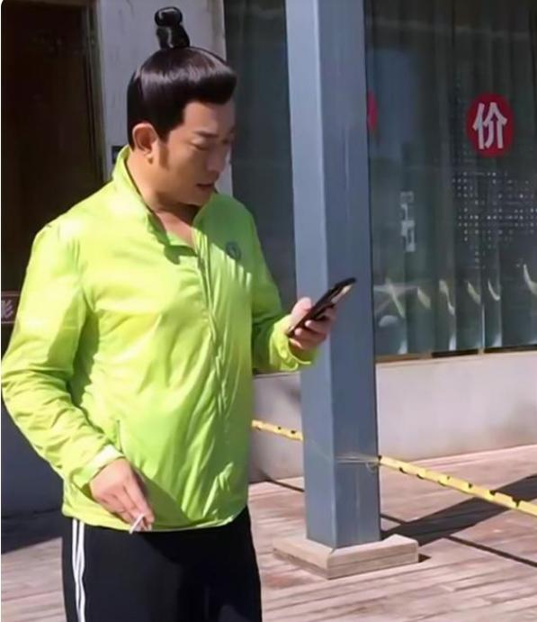47-year-old Huang Haibing has a serious blessing, with a big face and a ...